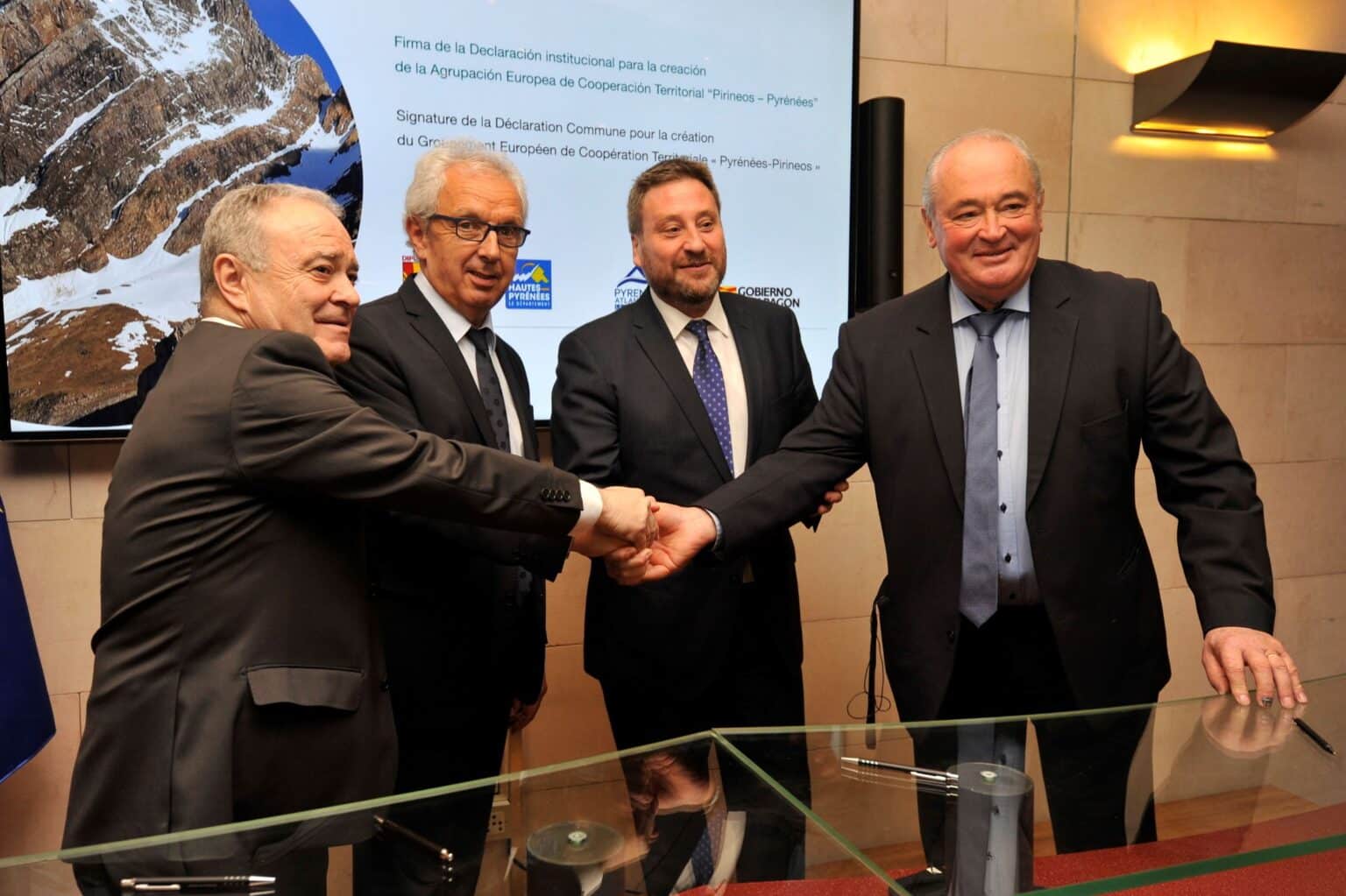 Création d'un nouveau GECT franco-espagnol : "Pirineos-Pyrénées" • MOT